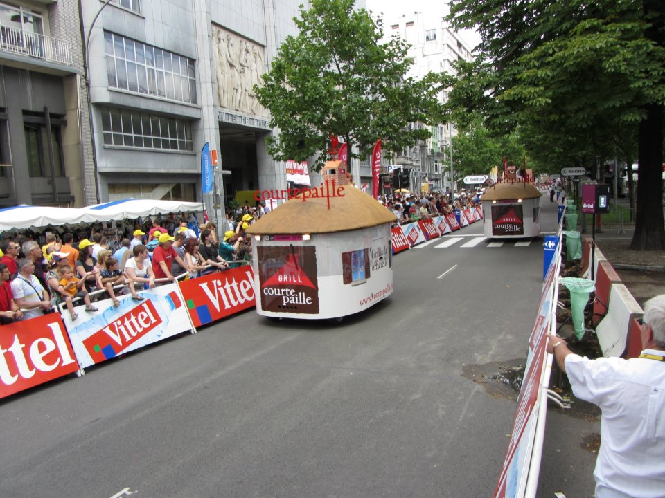 L'EQUIPE remporte le prix du public - Caravane publicitaire du Tour de ...